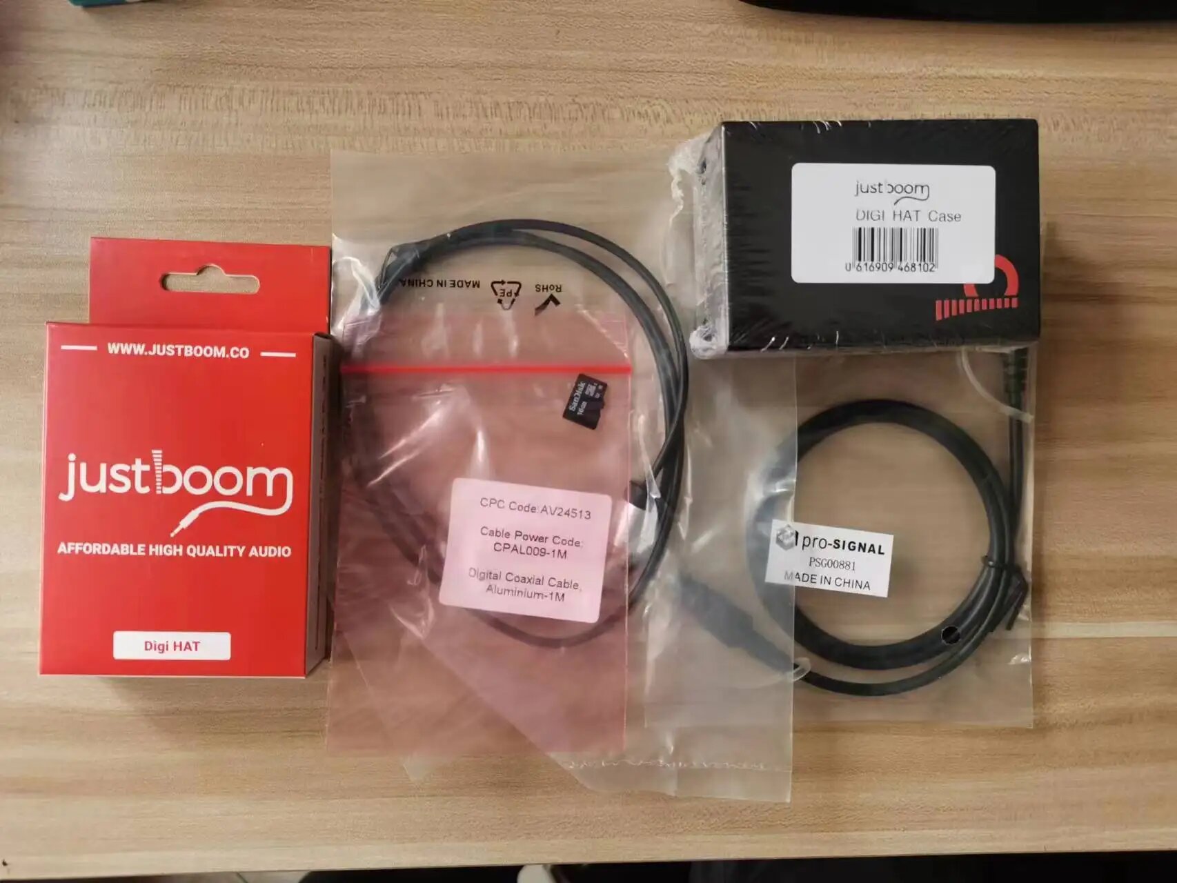 Комплект JustBoom Digi HAT JBM-019 не включает плату Pi 3B и источник питания