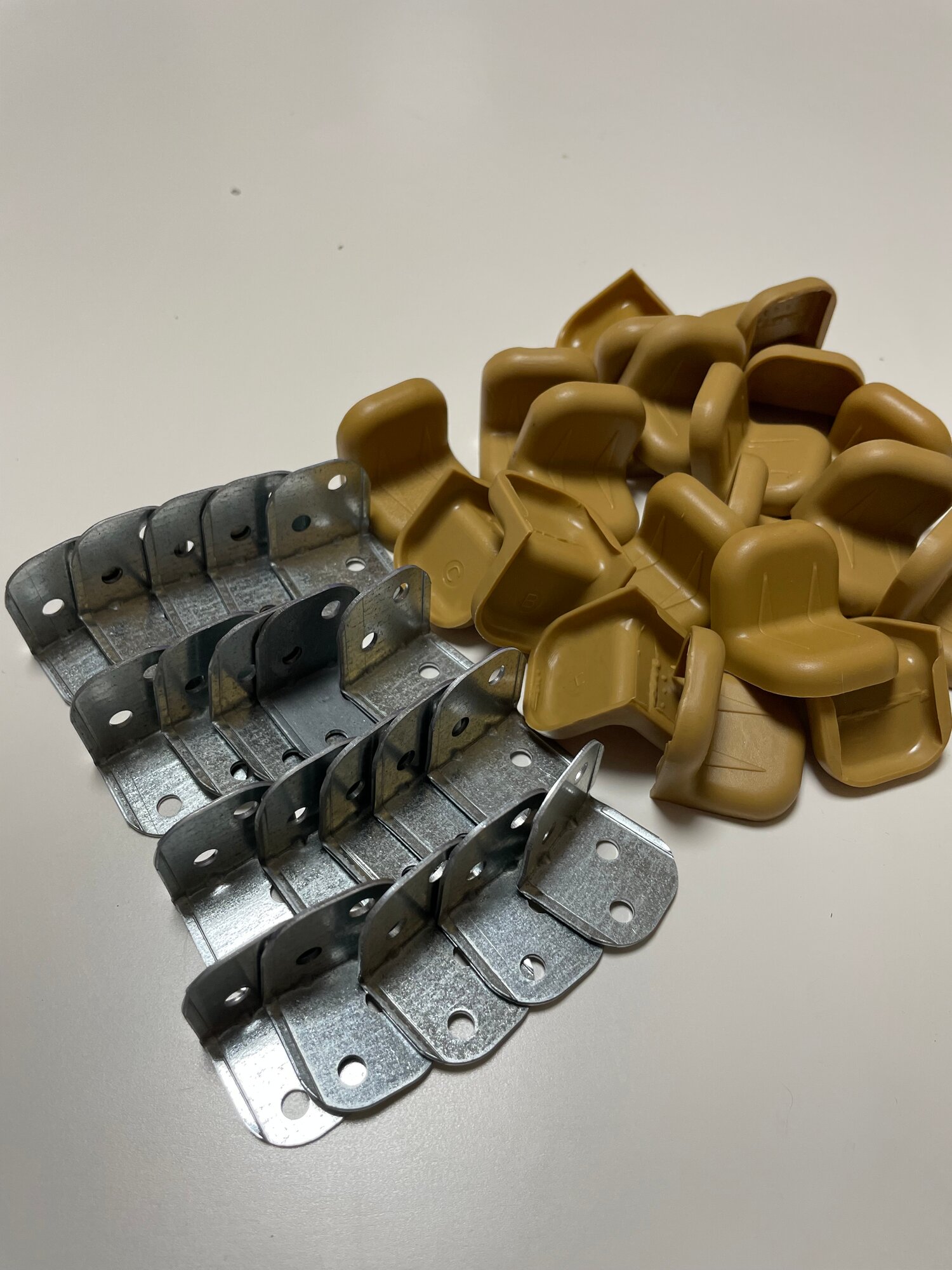 Крепежный уголок с декоративной крышкой из пластика, цвет вишня, 20шт.