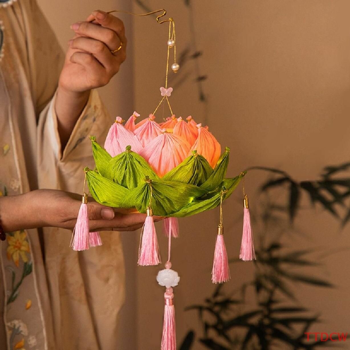 Искусственная лампа в виде лотоса