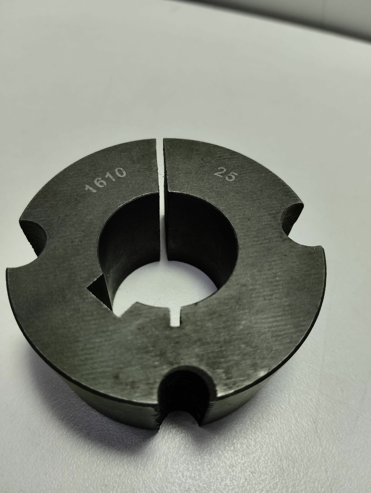 Коническая втулка TB 1610 25 на диаметр вала 25 мм, чугунная. TAPER BUSH, Втулка тапербуш