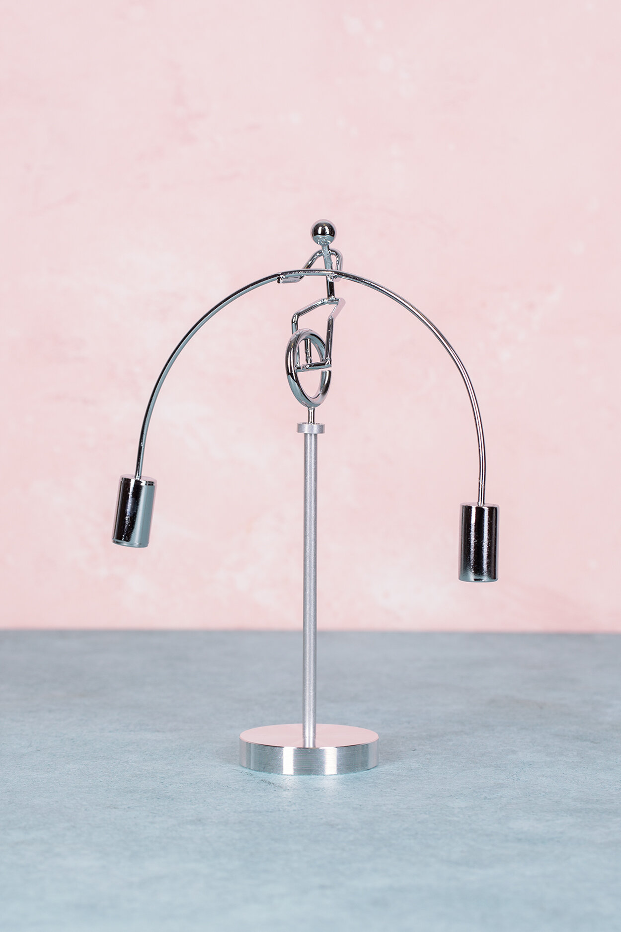 Настольный маятник неваляшка "Циркач" 19 см