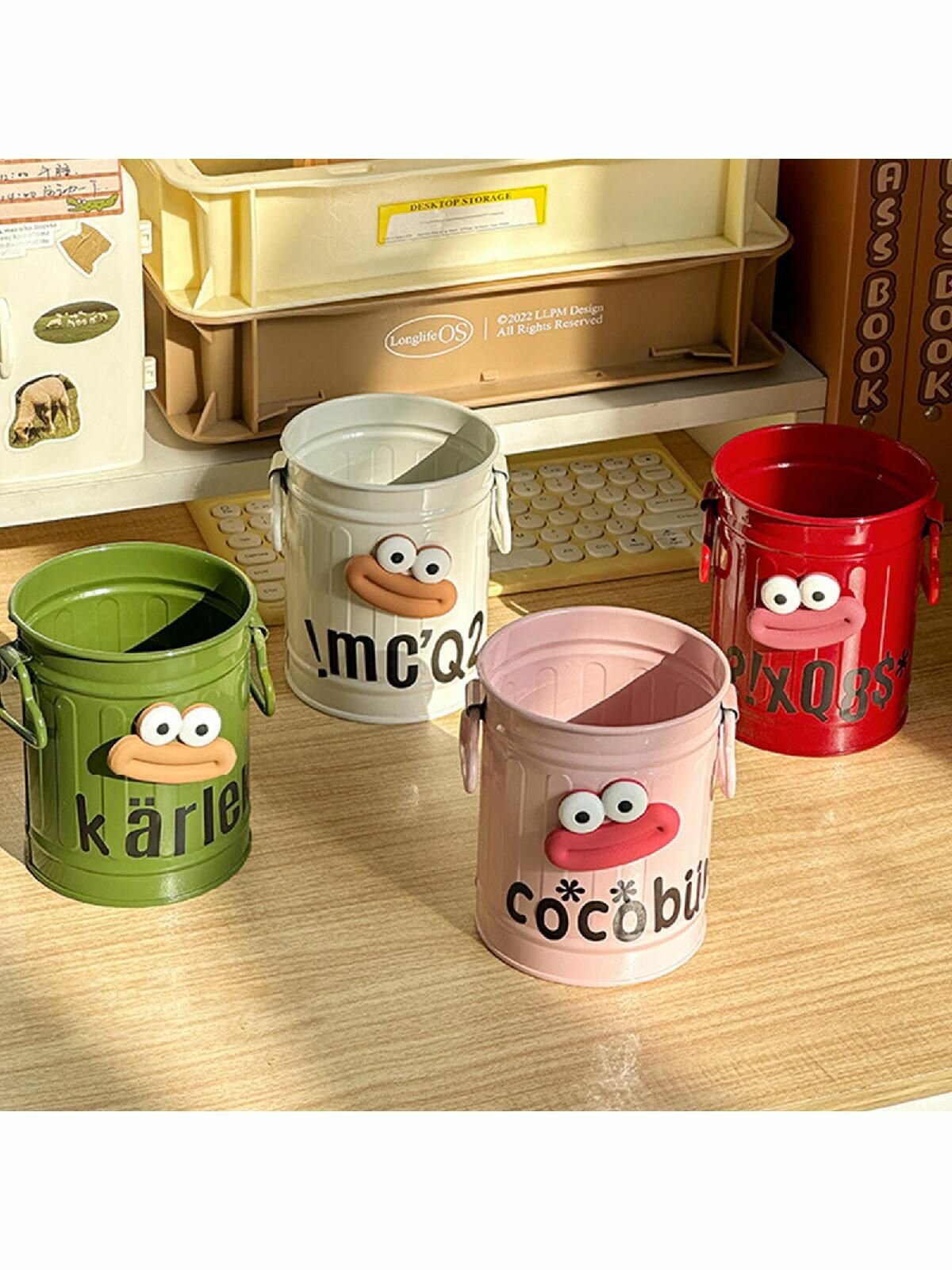 Креативная металлическая подставка для ручек - розовая банка с ножками