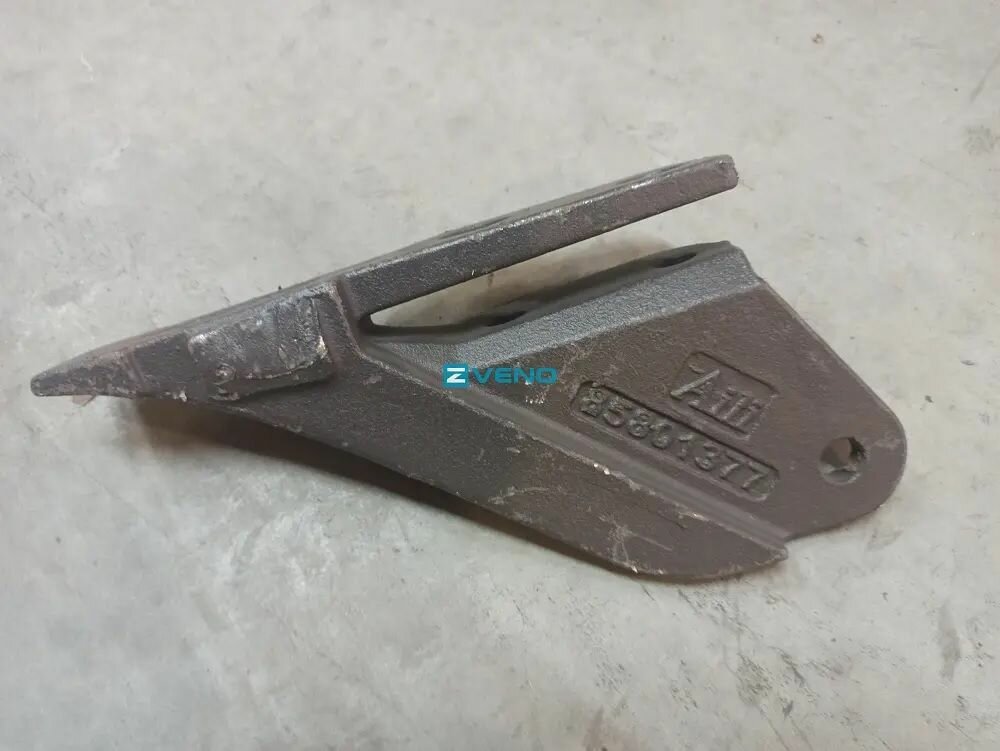 Зуб ковша боковой правый B95-100, 85801377 Aili для экскаваторов-погрузчиков NEW HOLLAND LB90/95/100/110/115