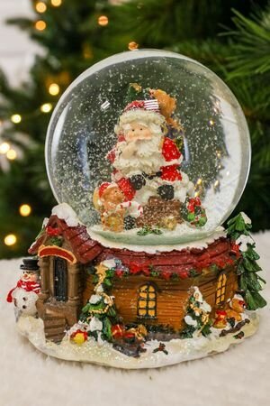 Музыкальный снежный шар санта на крыше, полистоун, стекло, 15 см, Sigro 50-0896