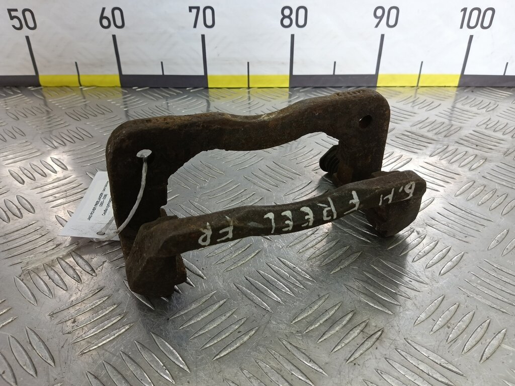 Скоба суппорта передняя Б/У для LAND ROVER FREELANDER I рестайлинг (2003—2006) SEE100320