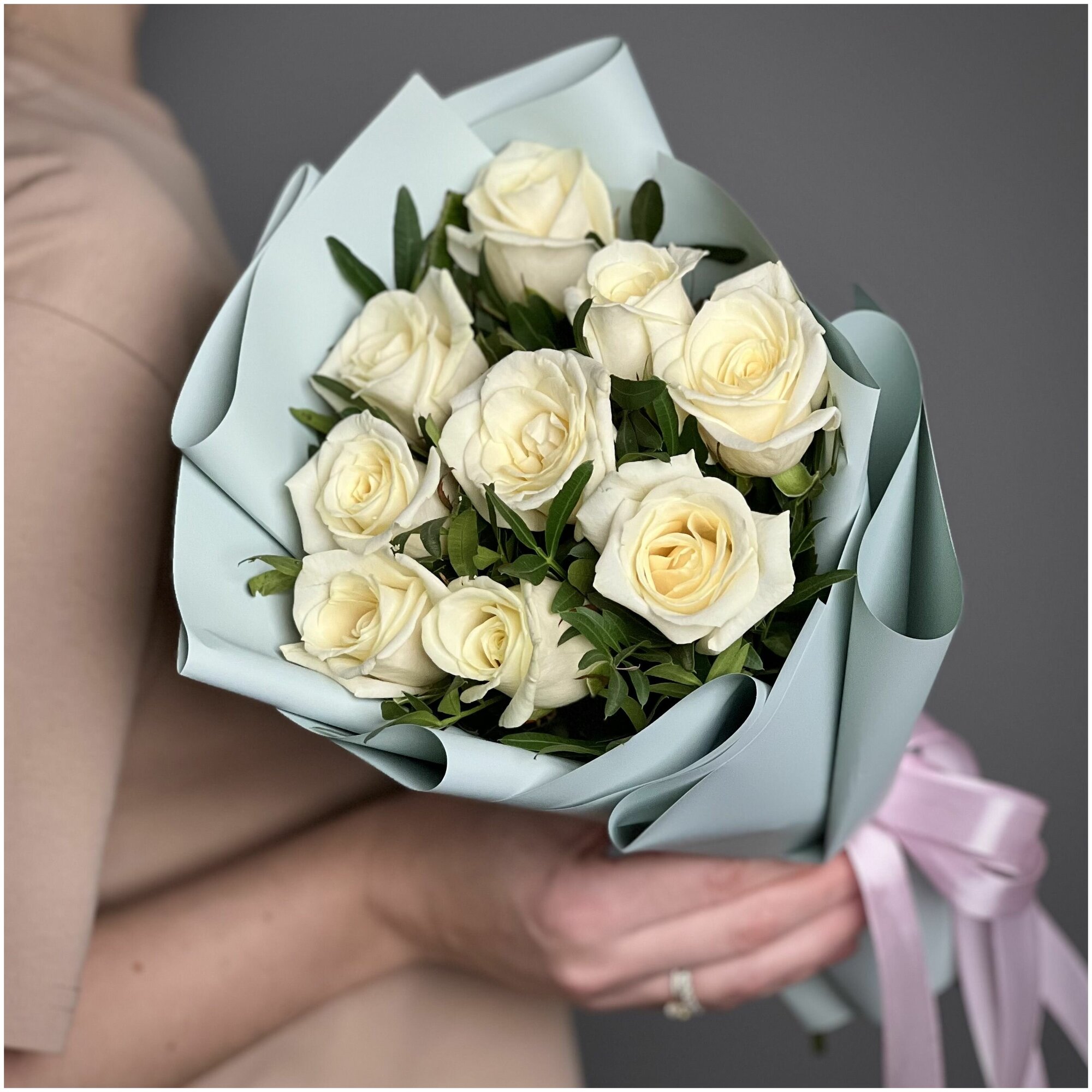 Букет из 9 белых роз с зеленью, шикарный букет, премиум букет премиум цветы