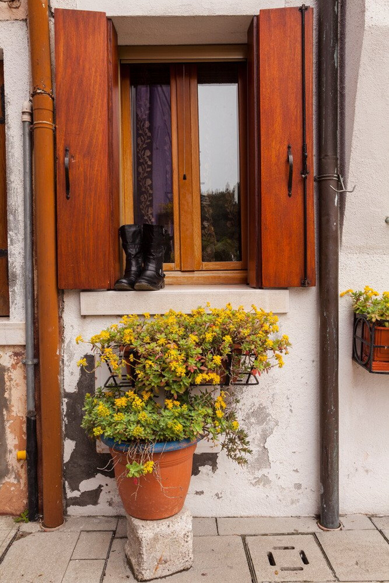 Плакат, постер Европейский дворик: уют повседневности на бумаге, размер 60х84см