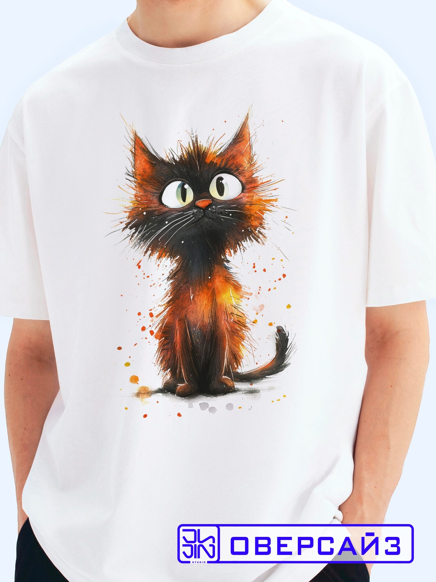Футболка оверсайз мужская с принтом Смешная черная, рыжая кошка в акварельном стиле с брызгами краски, белый хлопковый трикотаж с прикольным рисунком на груди