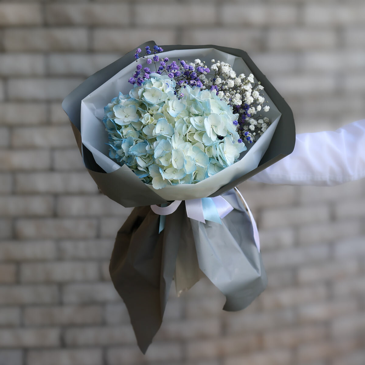 Букет "Букет Маркет", гортензия и гипсофила, голубой, оберточная бумага, высота 45см