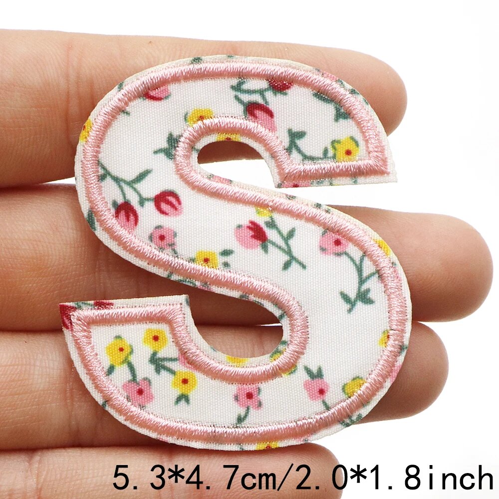 Вышитая буква алфавита S