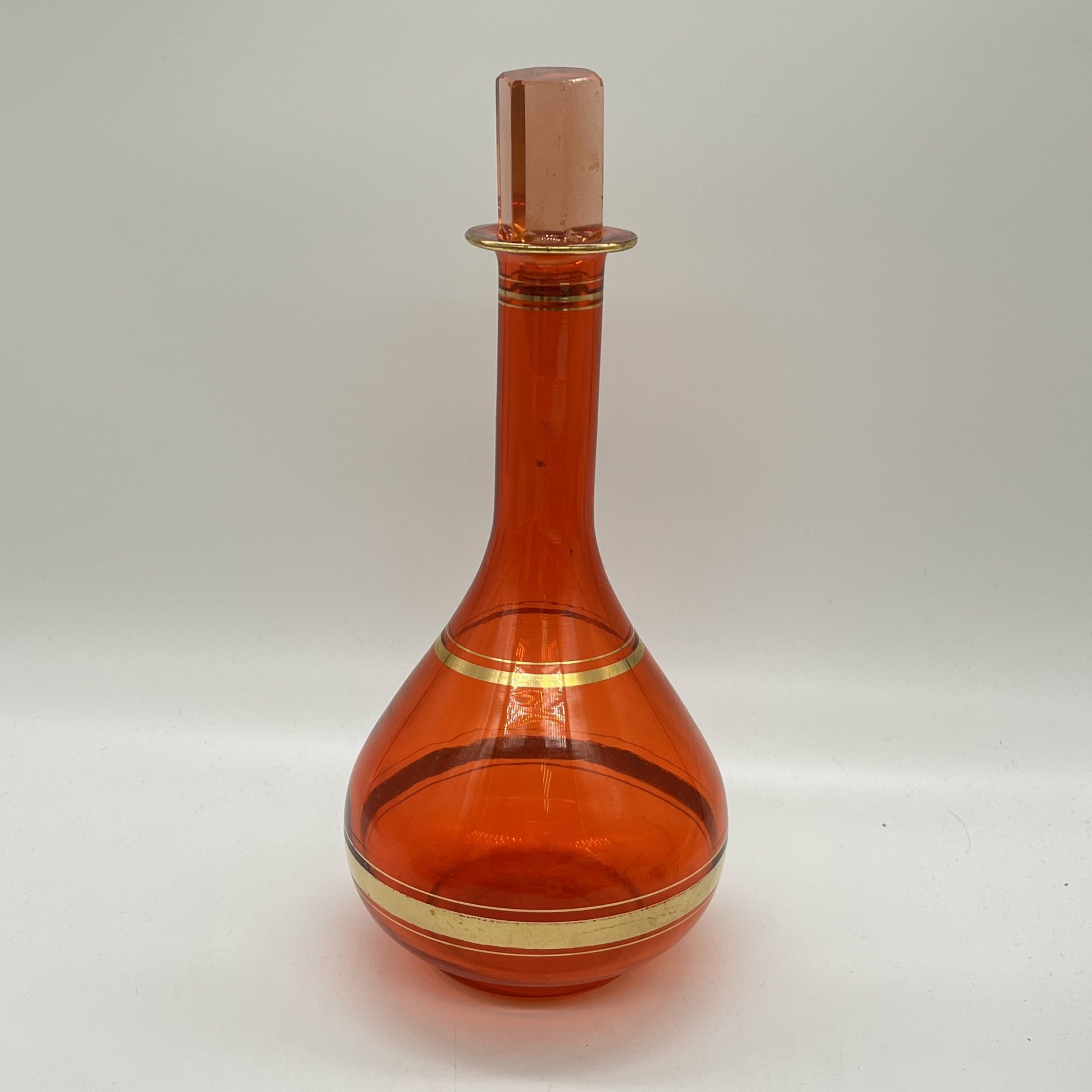 Графин красного оттенка с декором в виде полос, стекло, золочение, Чехословакия