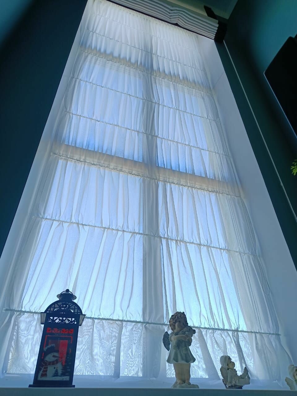 Римская штора из полупрозрачного тюля с декоративными сборками. С цепочным управлением