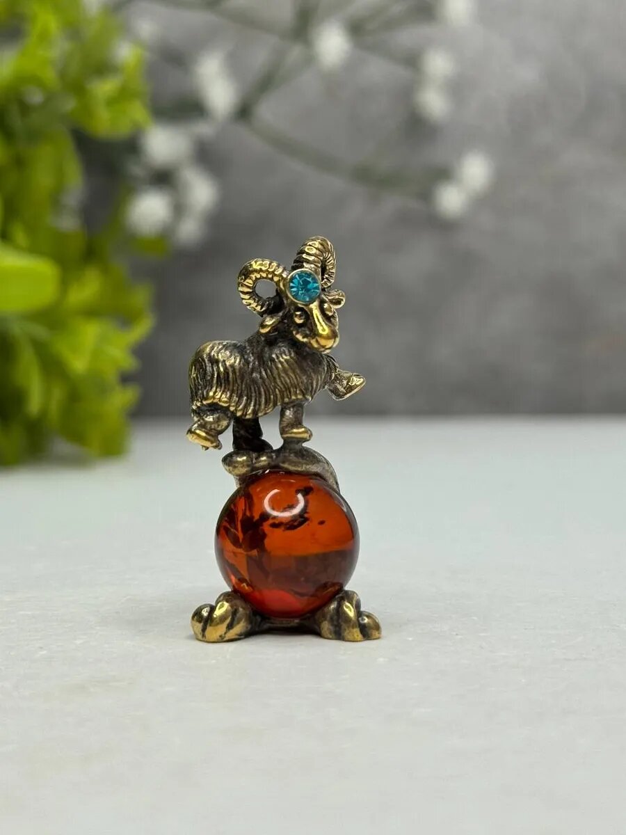 Фигурка декоративная знак-зодиака Овен, металл латунь/натуральный янтарь