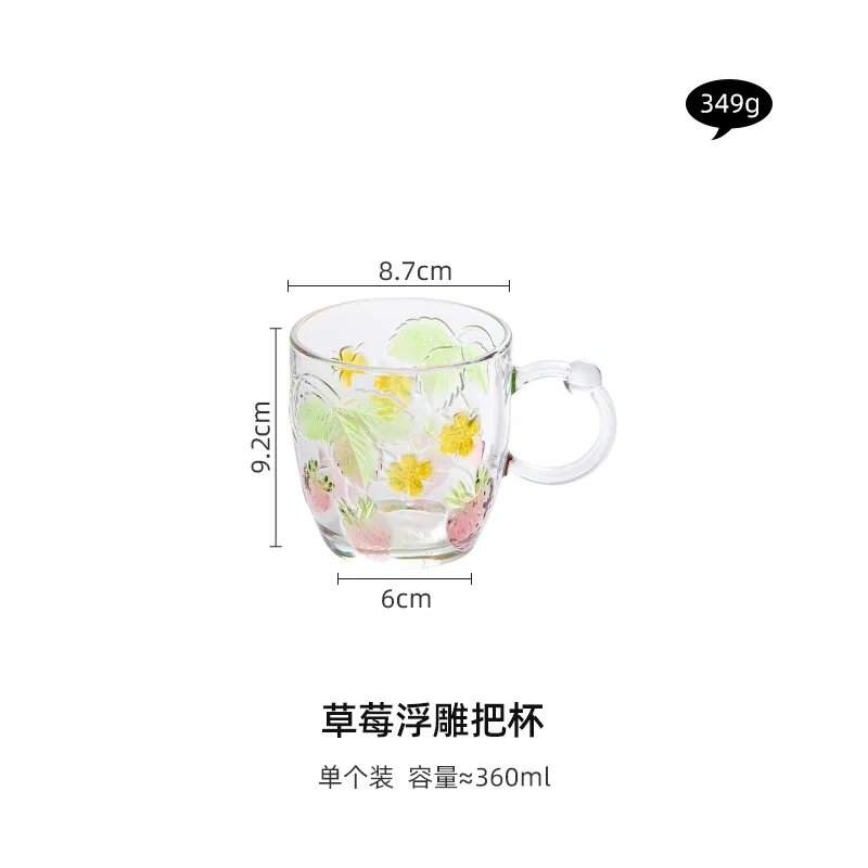 Прозрачный стакан с клубничным цветком вишни