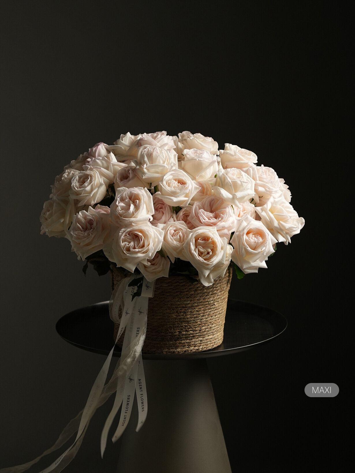 Пионовидные ароматные розы White O'Hara в джутовой корзине - MAXI