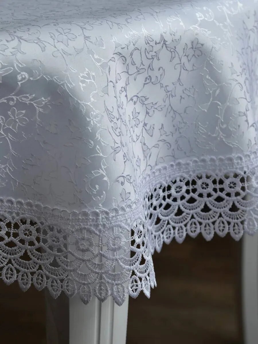 Скатерть тканевая праздничная на стол с кружевом 140х180