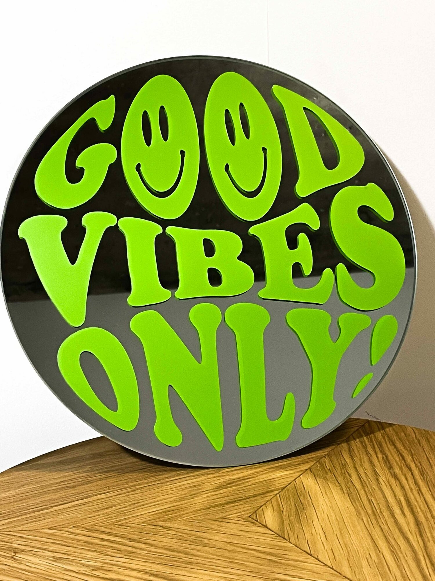 Зеркало интерьерное с графикой GOOD VIBES ONLY, круглая форма, зелёный дизайн, размер 30 см, бренд Zrcatko