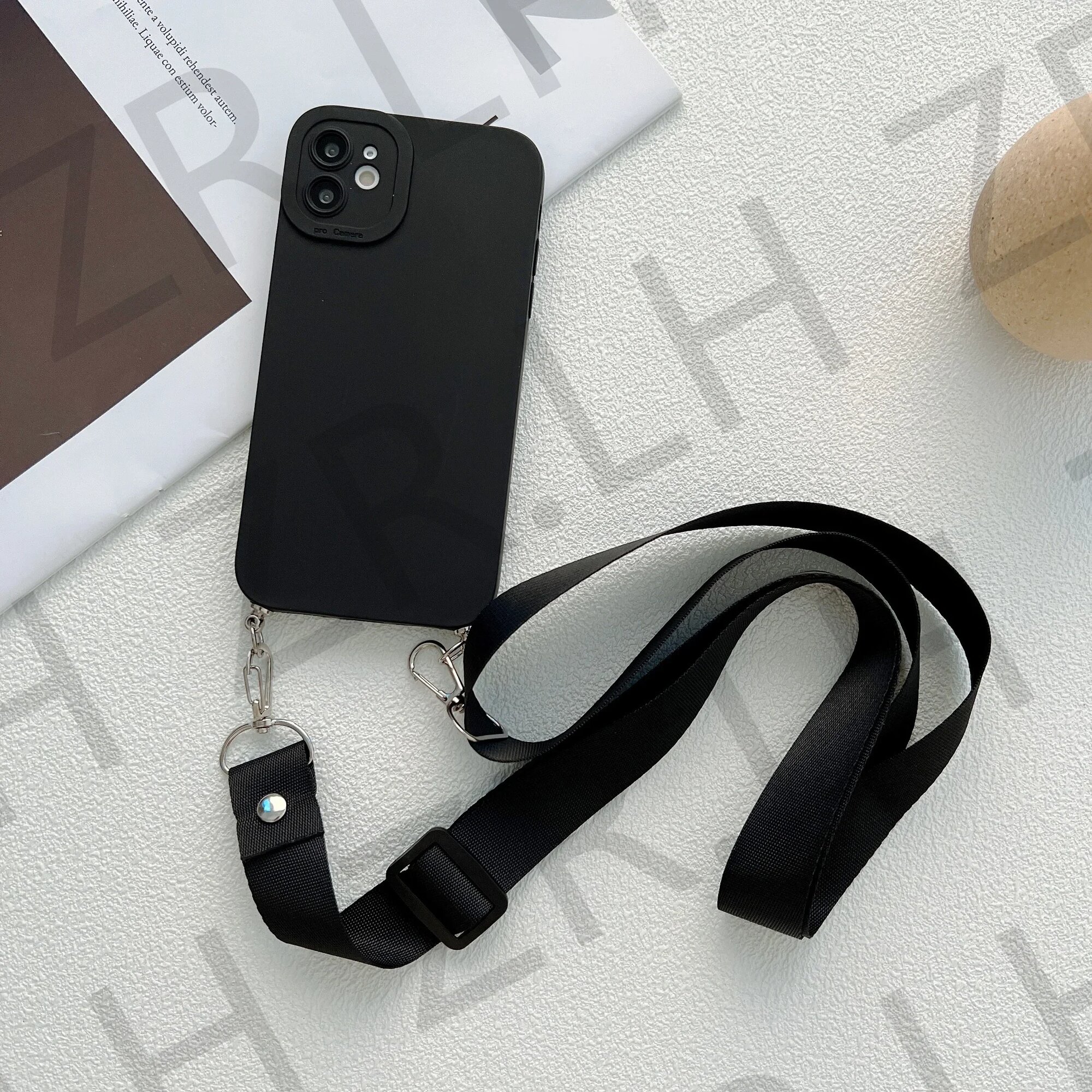 Черный чехол на iPhone 14 с ремешком