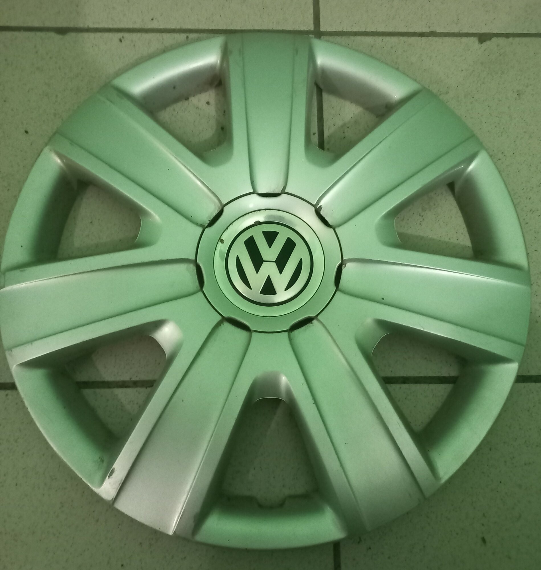 Колпак Volkswagen R15.Оригинал.Б/у.Без сколов и трещин.Все крепления целые.Возможны небольшие потертости.