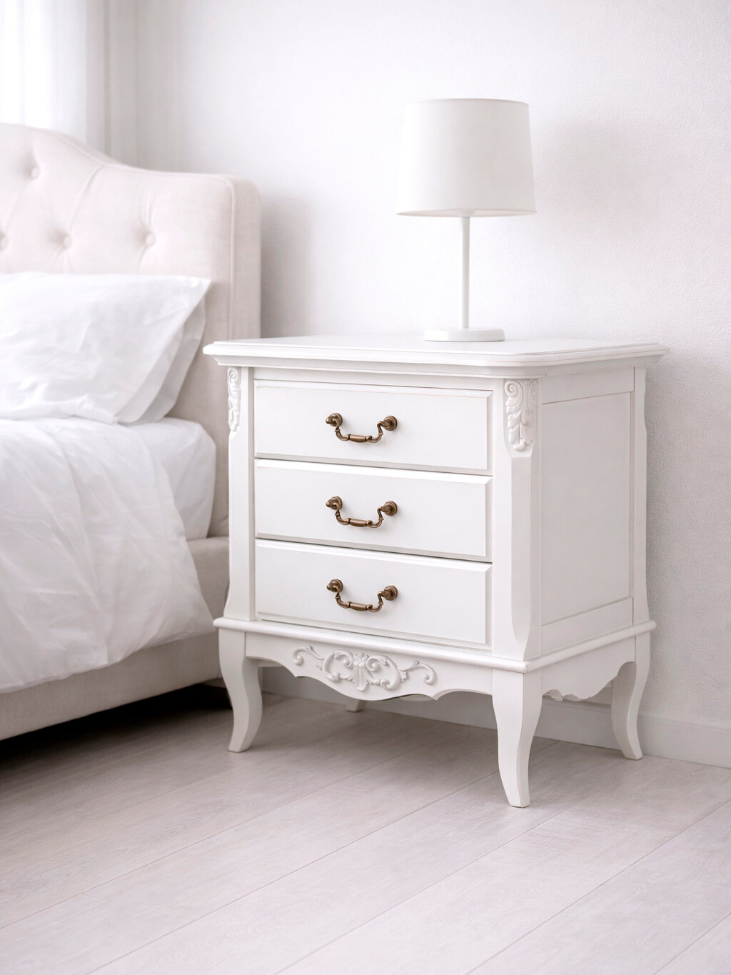 Тумба Ля Нэж прикроватная для спальни белая RAL 9003 на ножках 3 ящика Прованс дерево без состаривания