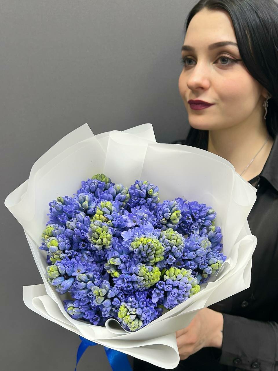 Монобукет из 25 синих гиацинтов в белой упаковке