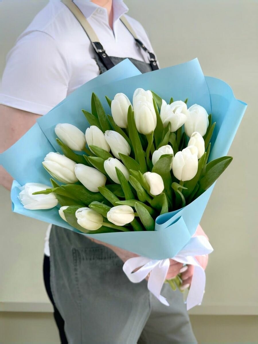 25 белых тюльпанов