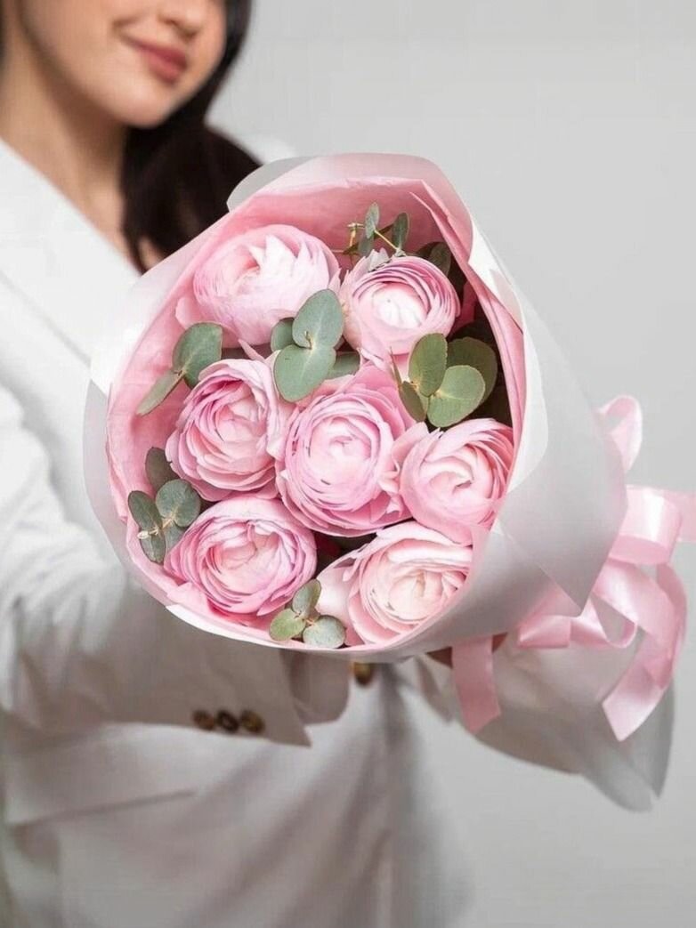 Букет розовых ранункулюсов с эвкалиптом
