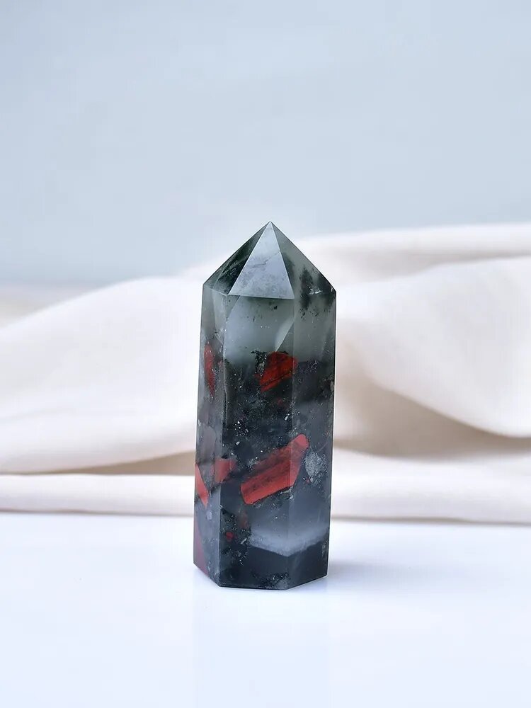 Натуральный камень "Африканский кровавик", энергетическая колонна (5-6 см, 1 шт)