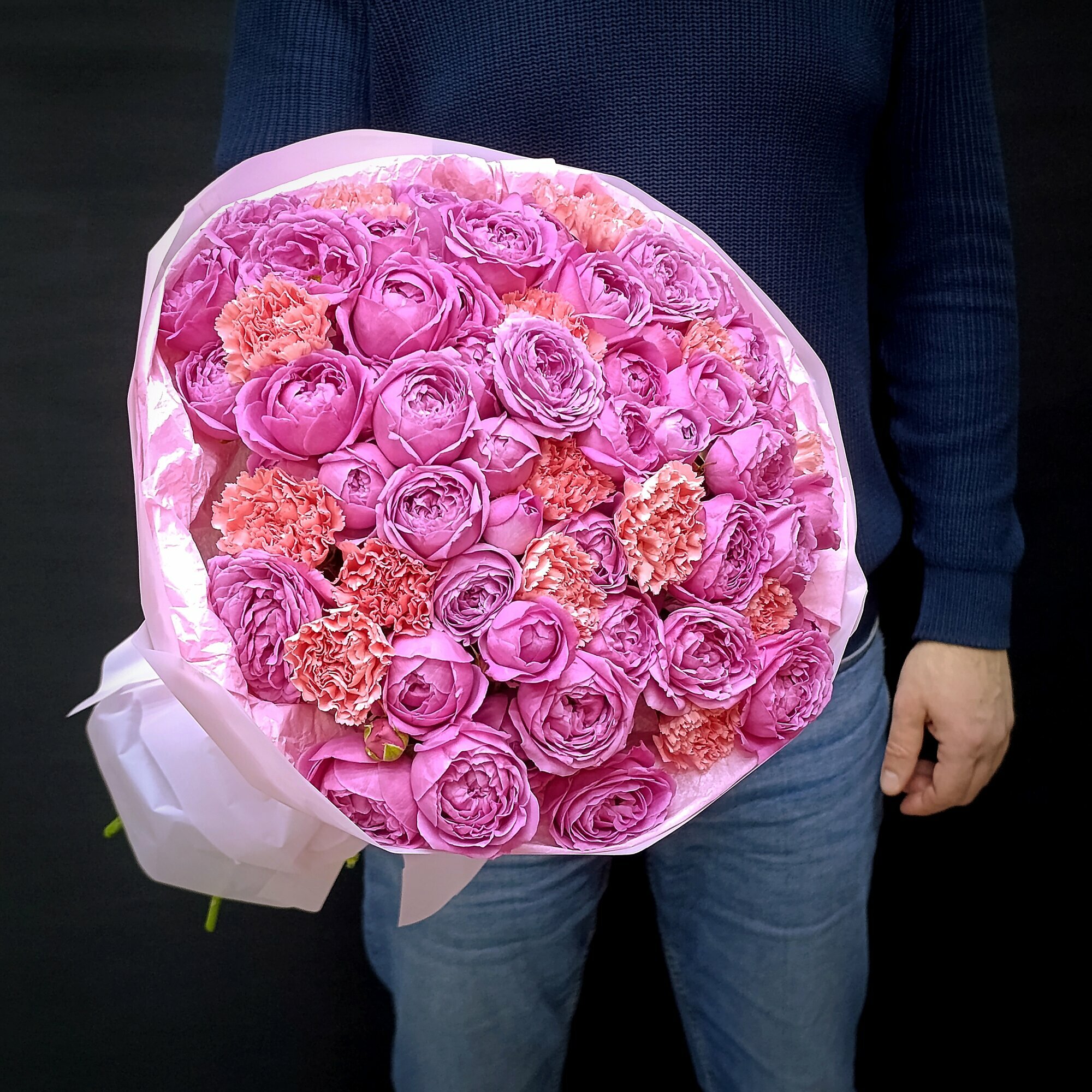 Авторский букет из кустовых пионовидных роз и диантусов, высотой 50см. в коробке с аквабоксом