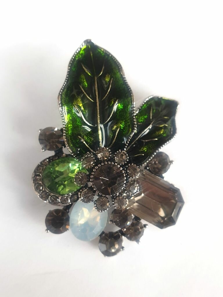 Брошь, стразы