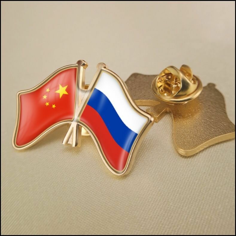 Значок с флагом является символом двусторонней дружбы между Китаем и Россией.