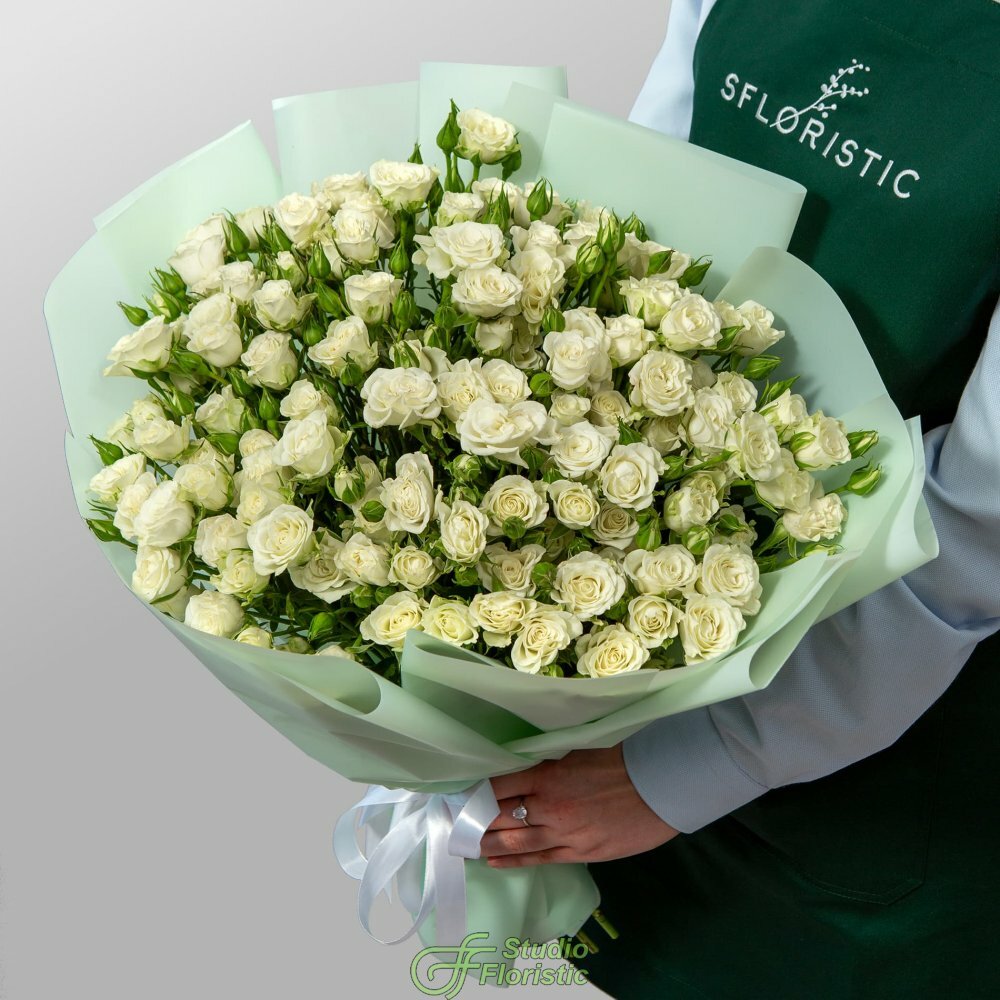 Монобукет STUDIO FLORISTIC «Белый шелест», кустовые розы, 31 цветок, 50см, белый