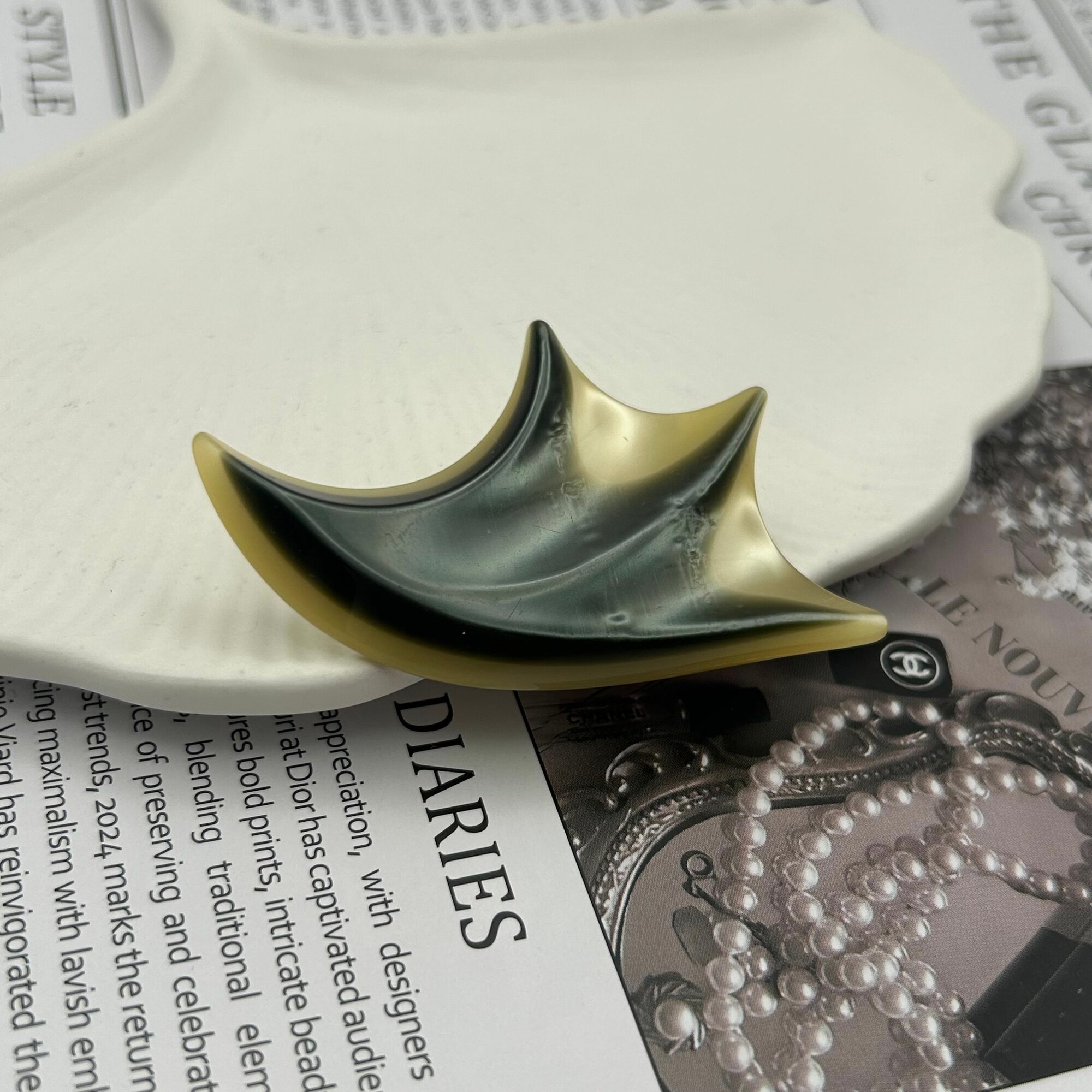 Советская винтажная крупная пластиковая брошь