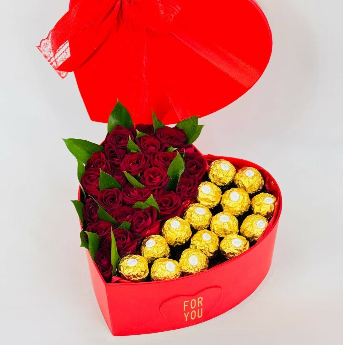Сердце с красными кенийскими розами и конфетами Ферреро Роше. Сладкий букет для любимой девушки