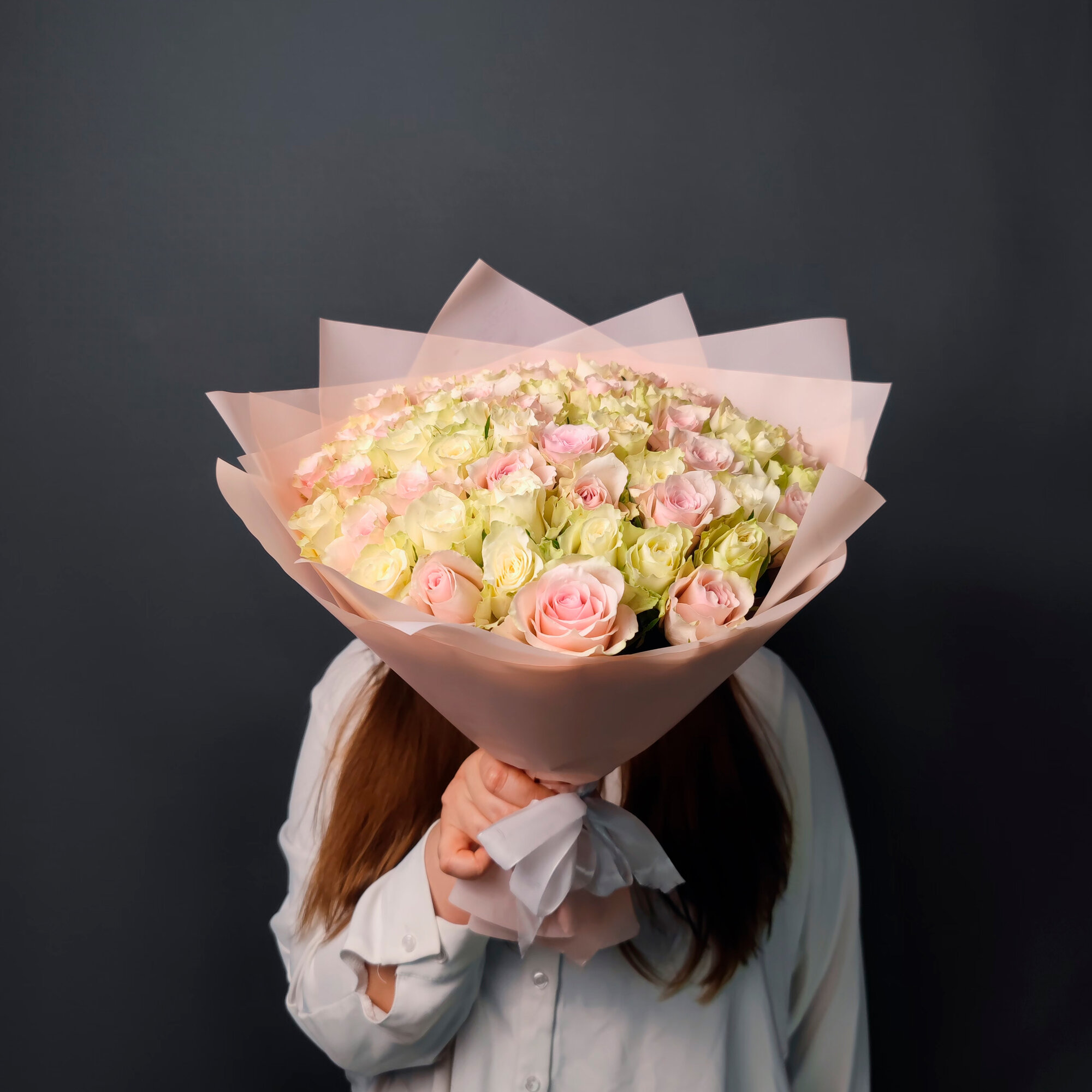 Цветы / Монобукет из белых и розовых роз, 51 цветок, 40см, в нежно-розовой упаковке