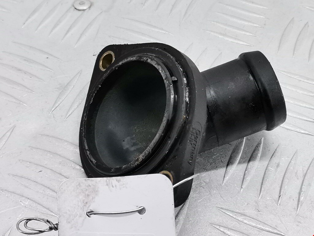 Корпус термостата Volkswagen Passat 5 048121121B арт. 1619365