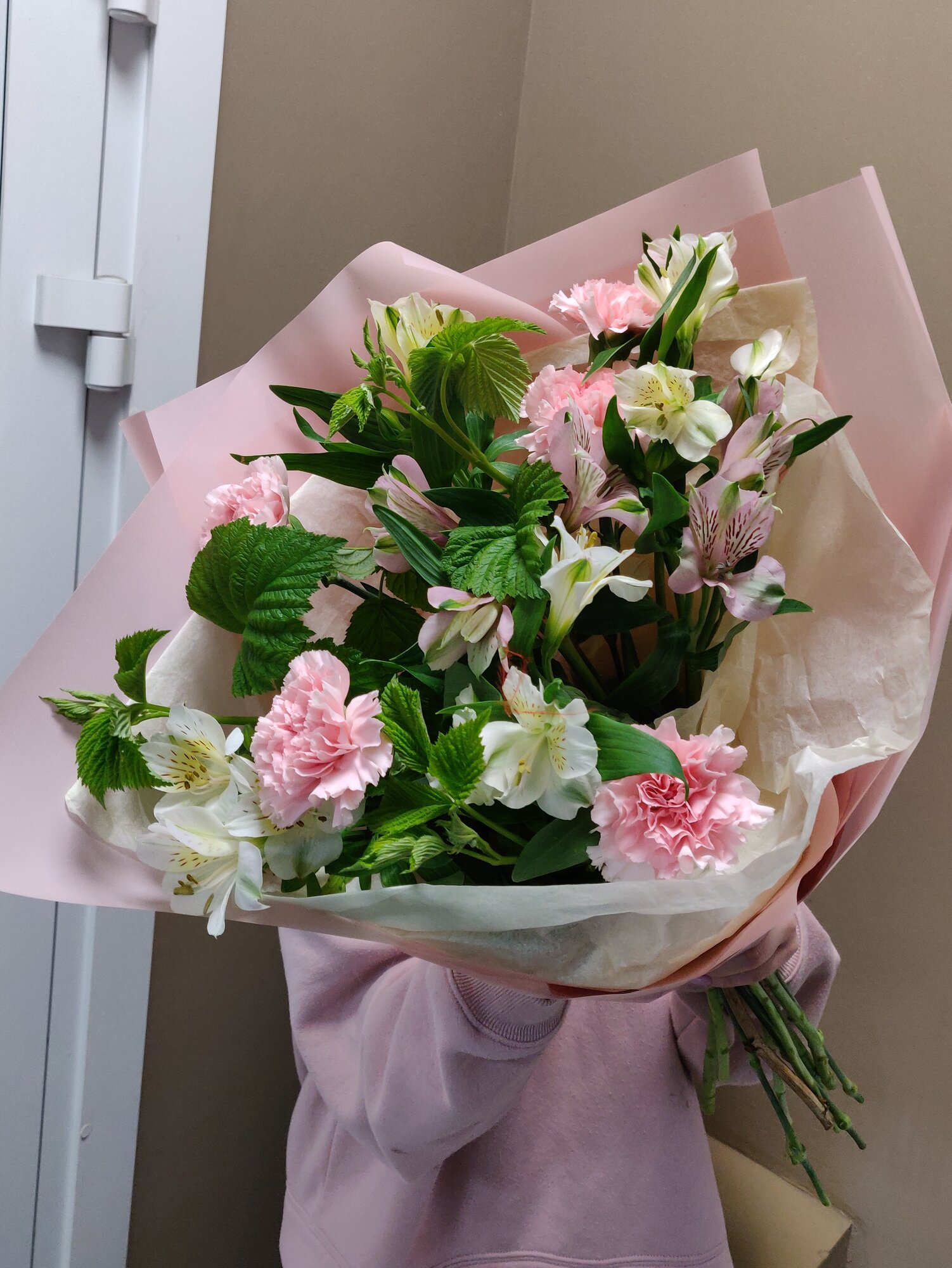 Живые цветы, букеты. Нежный букет альстромерии, диантусов с веточками малины.