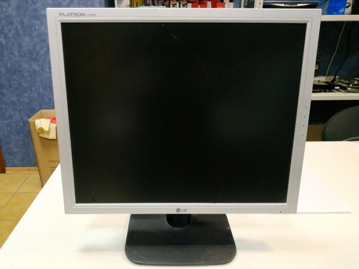Монитор с дефектом ЖК 19'' 5:4 LG L1918S черный-серебристый VGA