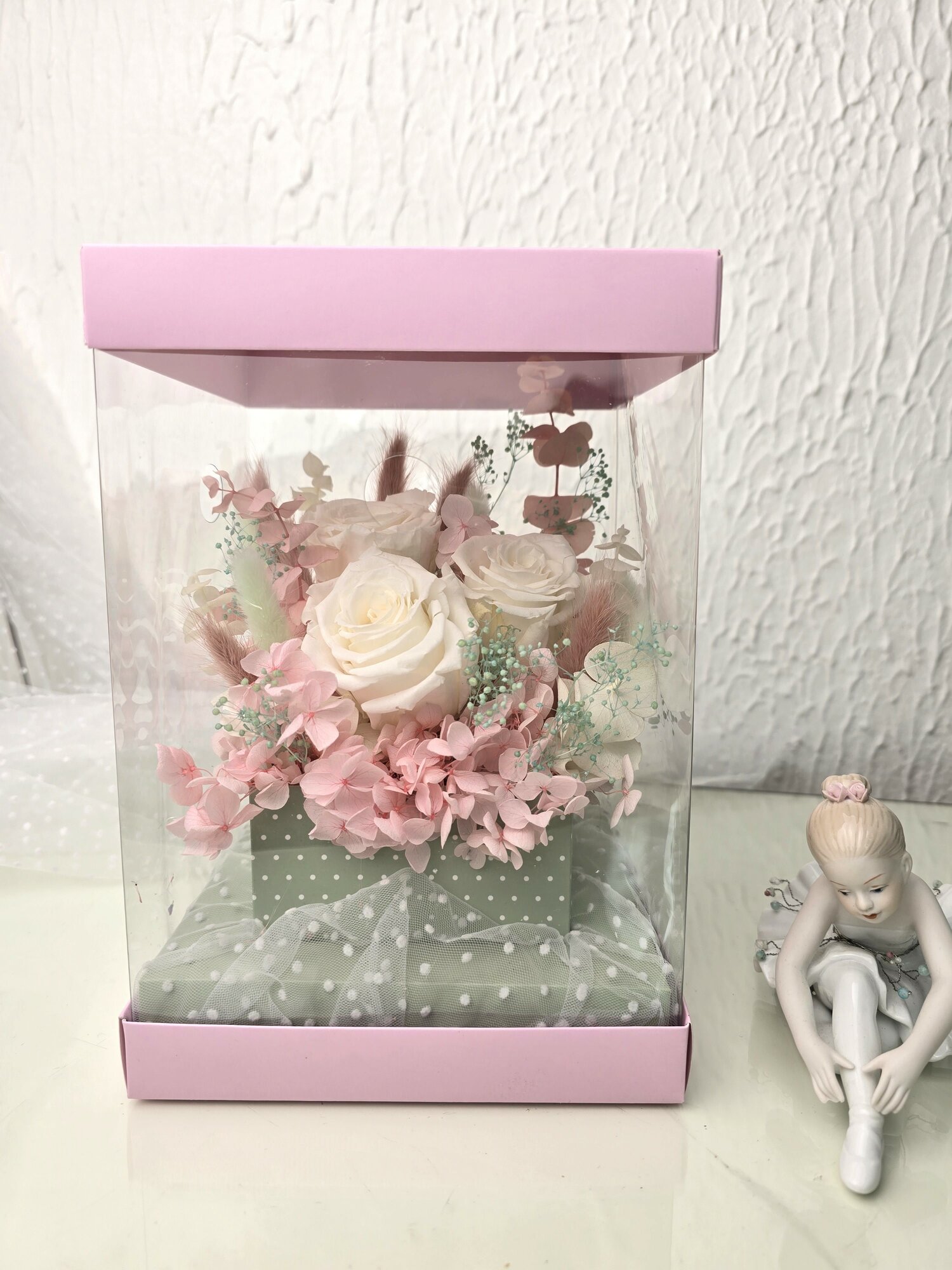 Букет цветов "Весенние утро" из сухоцветов и живых стабилизированных роз в стильной коробке / букет маме