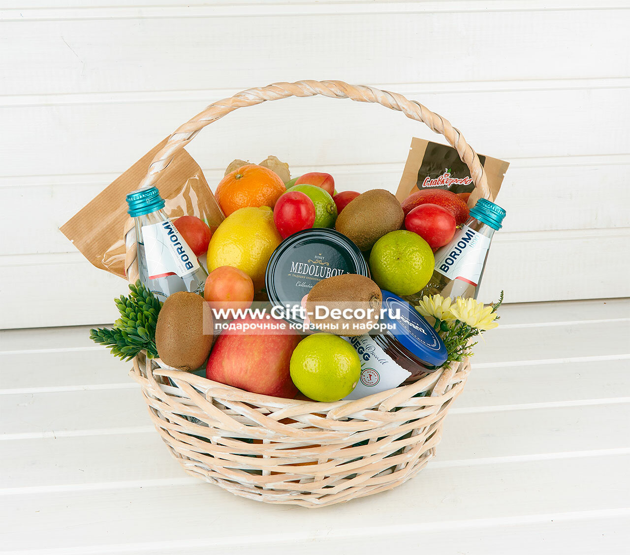 Набор: свежие фрукты и Боржоми в подарочной корзине