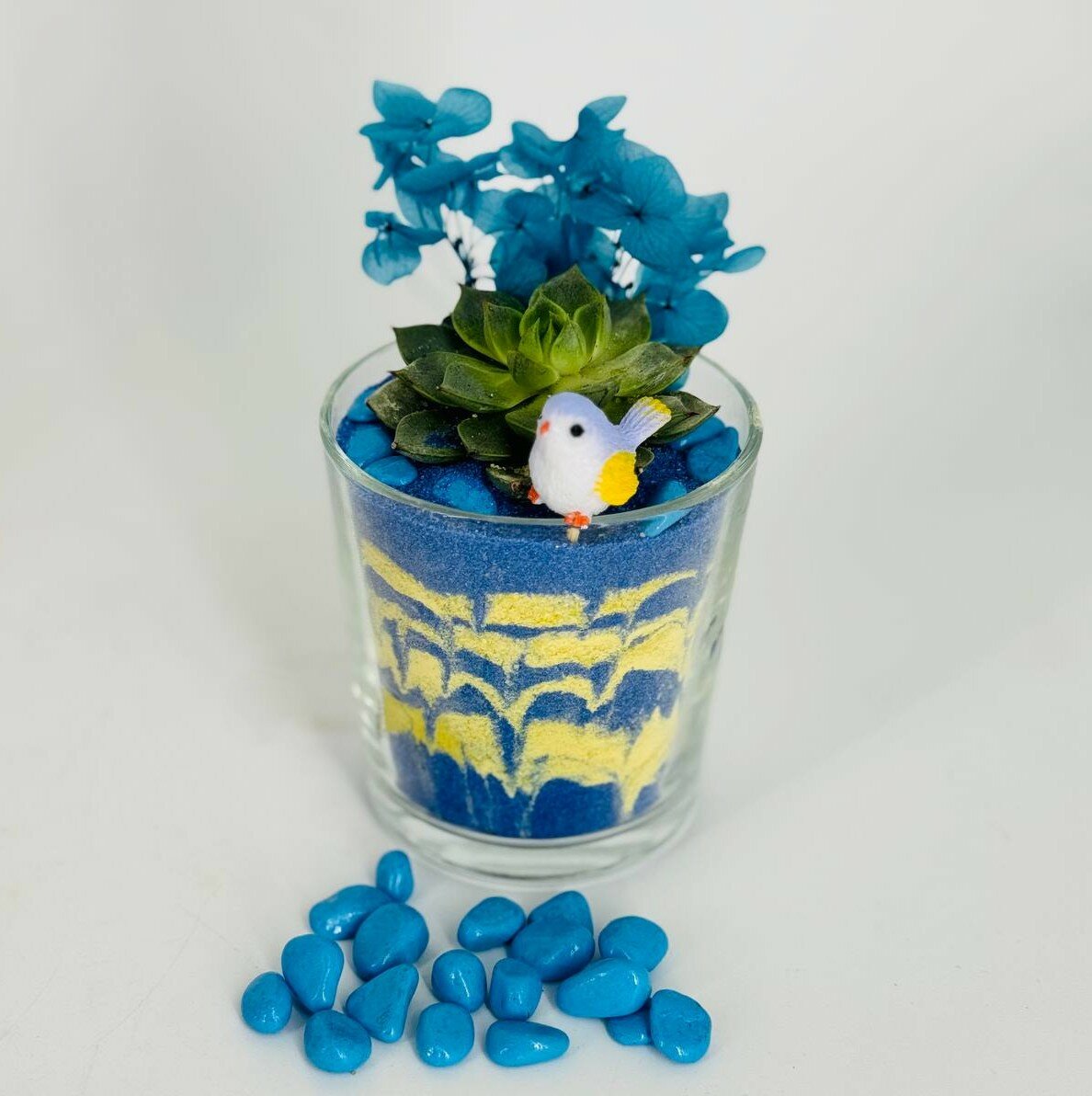 Настольная композиция суккулент эхеверия с в стакане с кварцевым песком и декоративной фигуркой птичка