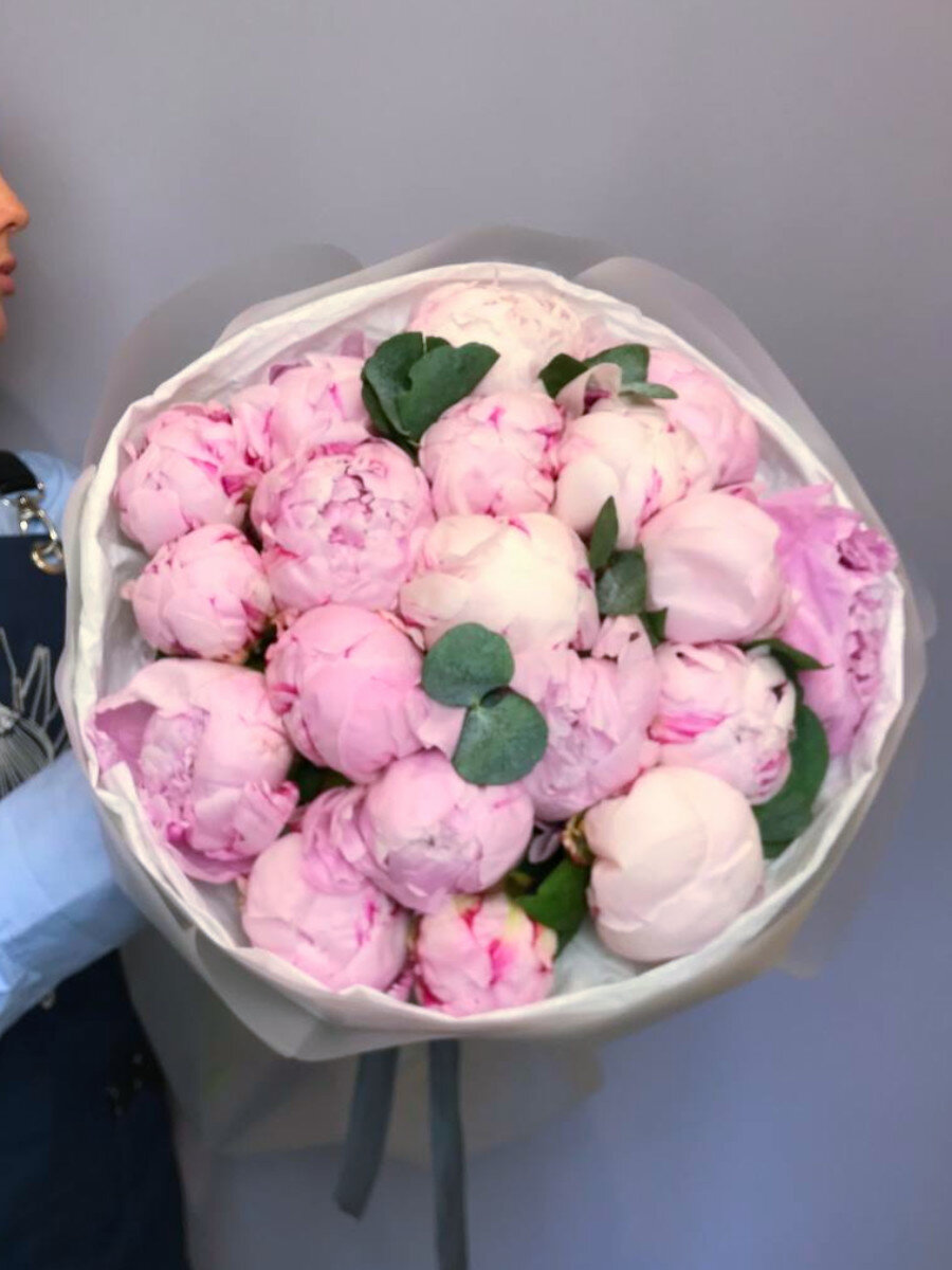 Букет пионов "Сара Бернар" с эвкалиптом 19 шт. PROTEA- Студия Цветов