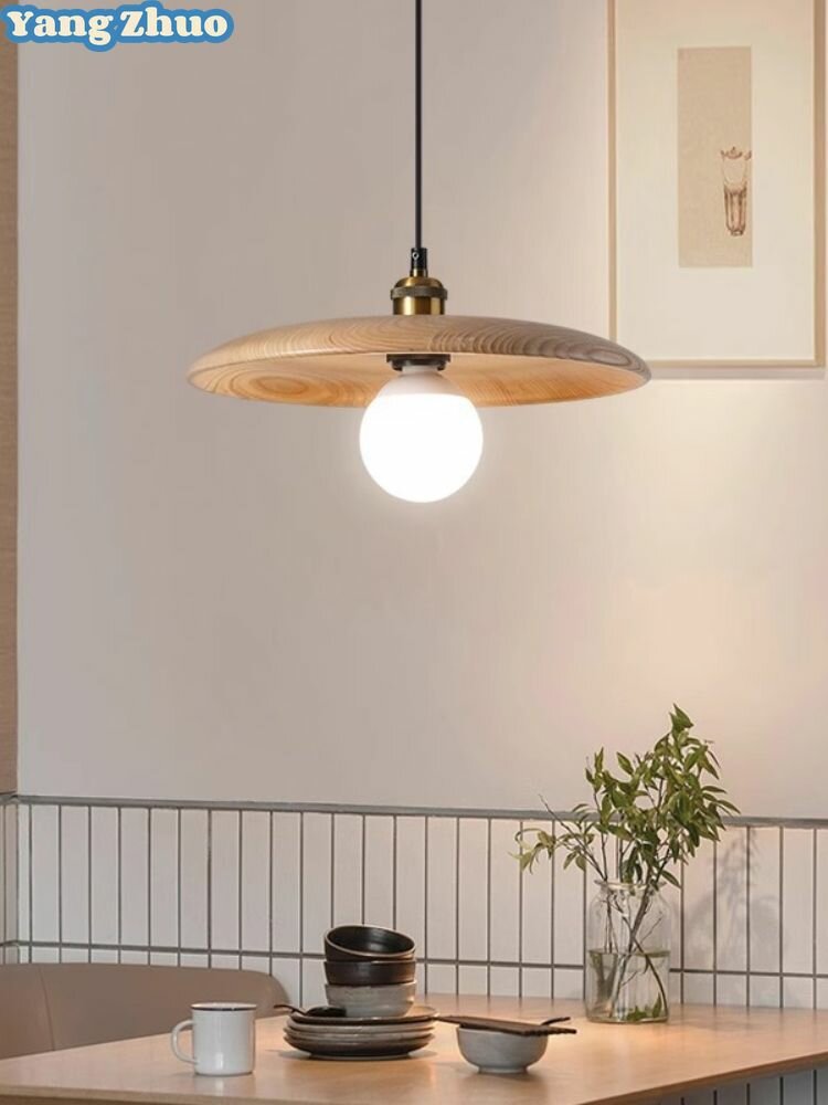 Подвесная люстра из массива дерева в скандинавском стиле