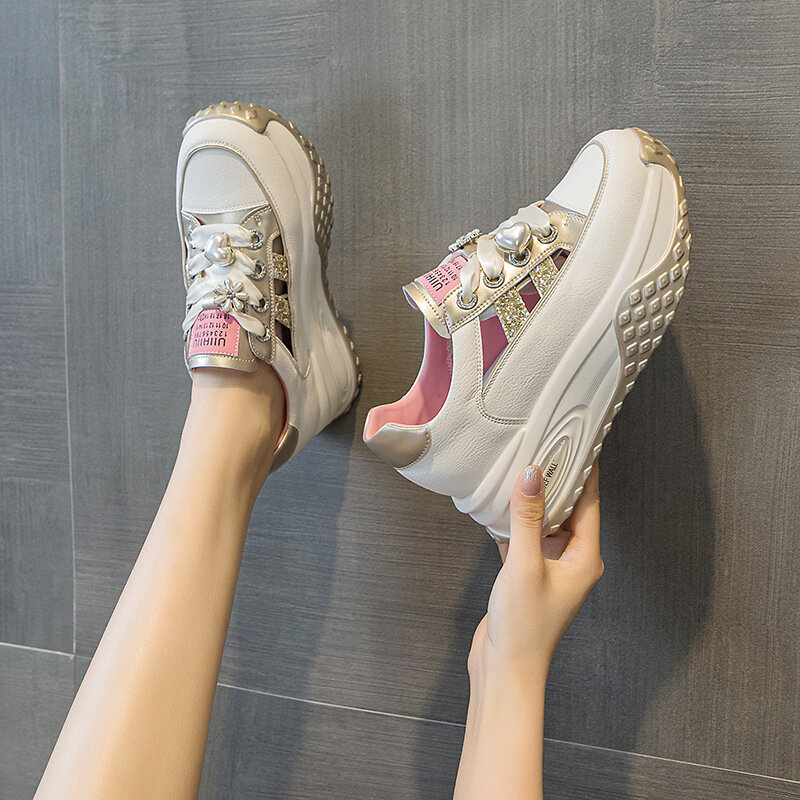 Кожаные туфли с полыми носками для женщин, лето 2025, новый стиль, модные легкие, увеличивающие рост, повседневные спортивные туфли на толстой подошве, женские сандалии