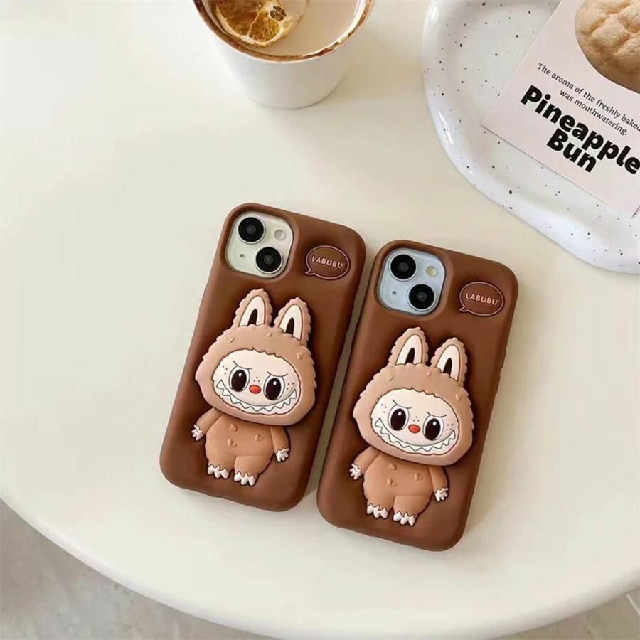 Чехол-накладка Моби Ленд "Labubu", для iPhone 16 Pro Max, силиконовый, коричневый, с подставкой. — фото 1