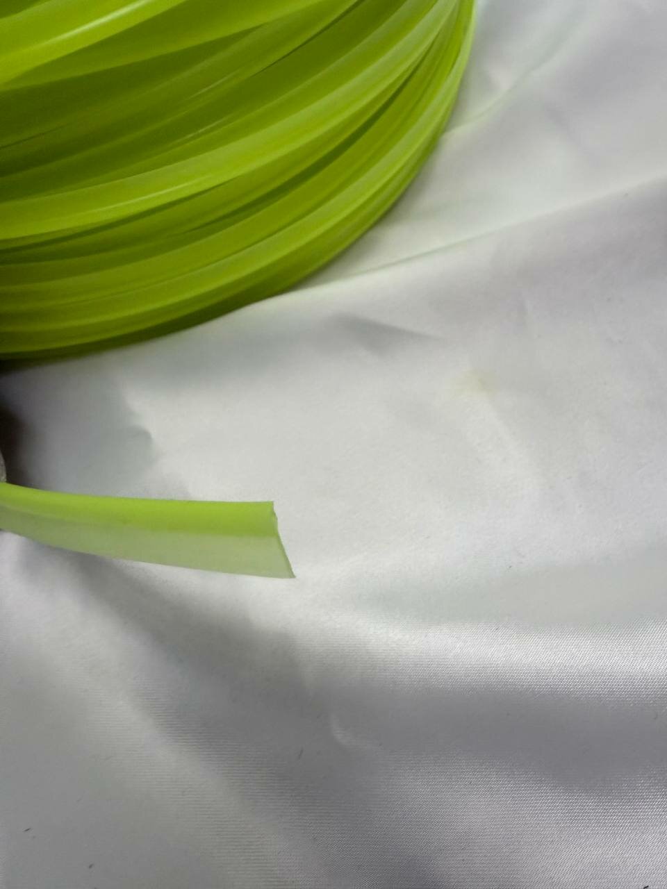 Кедер ( кант, жилка, шнек) для сумок, авточехлов и одежды, намотка 10м, флуоресцентный (ярко-желтый)/размер: ширина головки 3,1мм; длина юбки 5.5мм