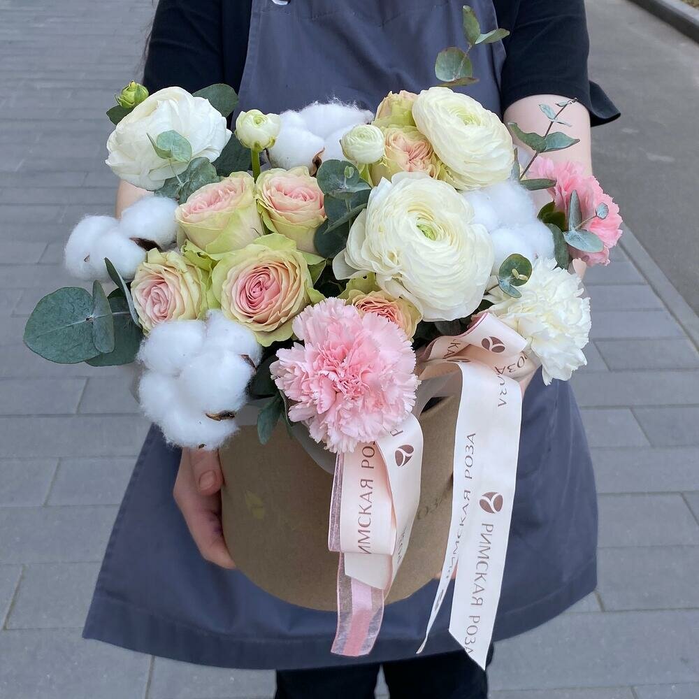 Композиция из ранункулюсов, кустовой розы и диантусов в коробке - римская роза