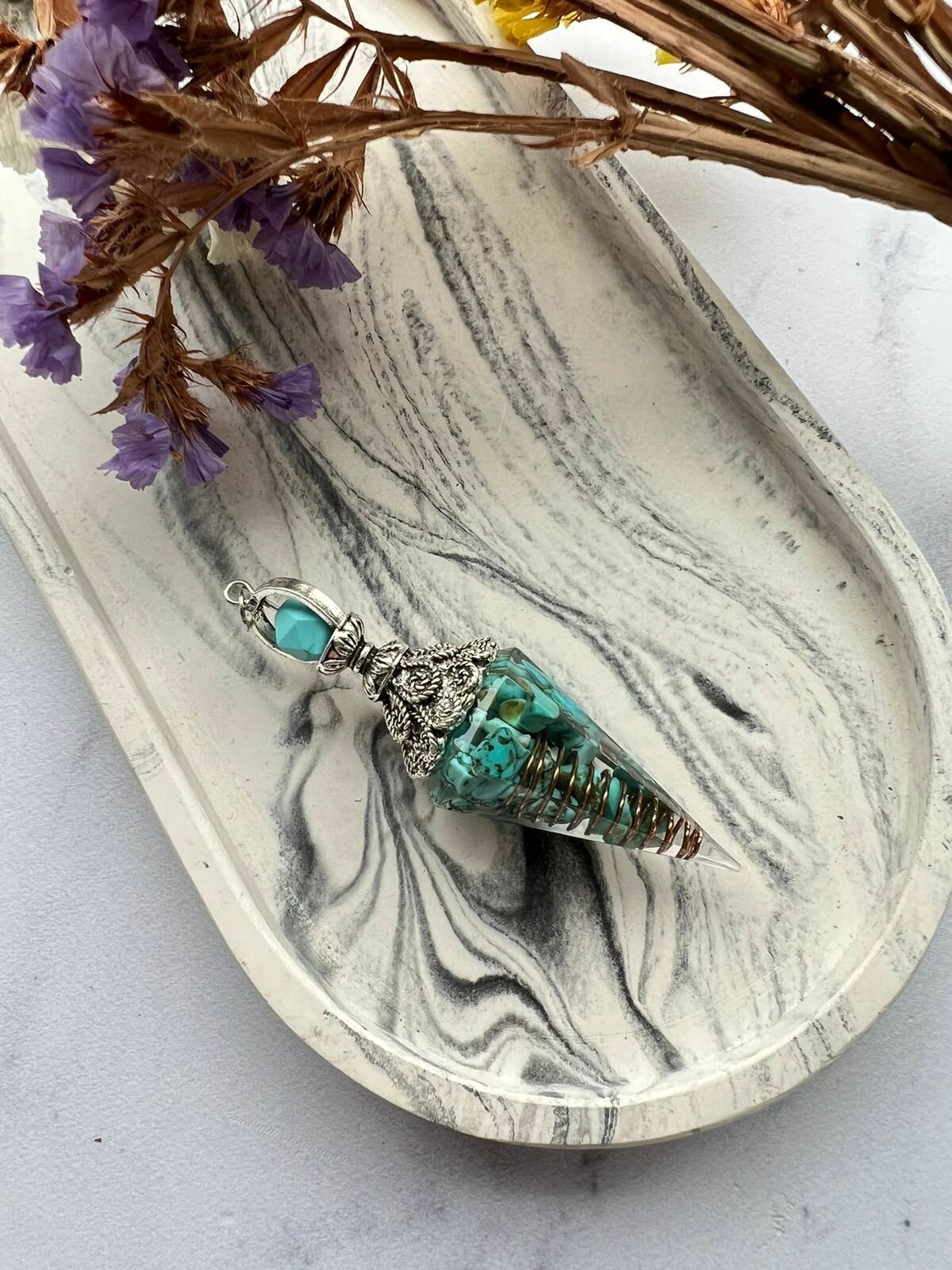 Маятник биолокационный из эпоксидной смолы с натуральным камнем говлитом (тонированным)