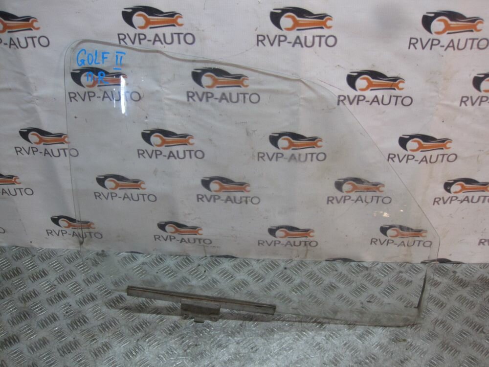 Стекло двери передней правое Volkswagen Golf 2 193845201C