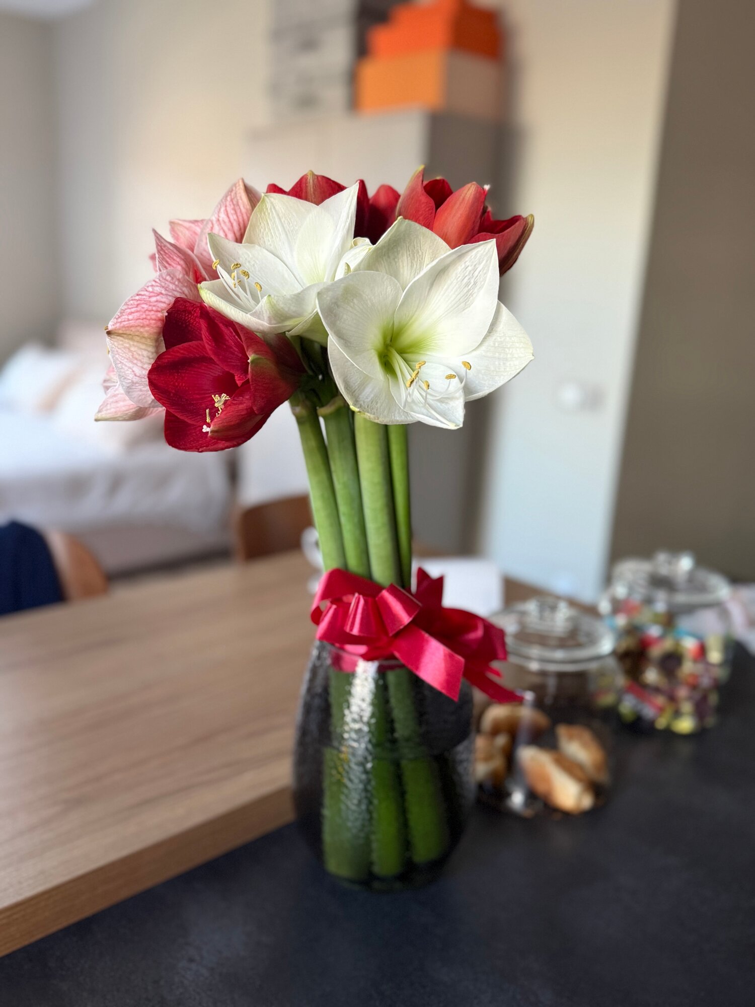 Микс из 9 амариллисов в вазе